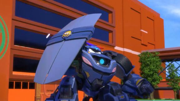 警车联盟:小治敌不过大家大,无奈使出盾牌,来寻找出击机会