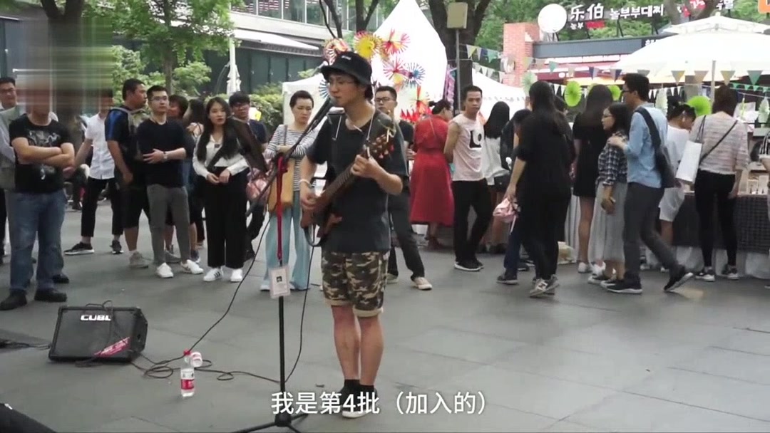 90后持证街头艺人上海唱歌,日赚800