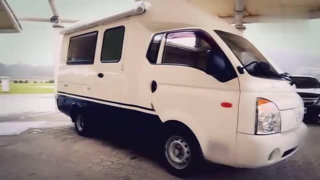 这位大叔把一辆货车改装成了房车,能睡、能洗澡,能烹饪!