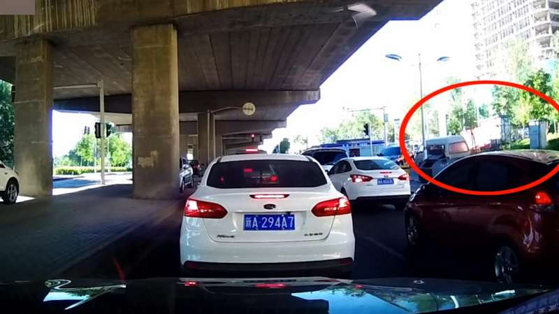 行车记录仪实拍:开车不老实,事故常相随!