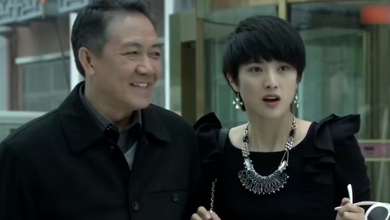 老爹带回一个美女,竟跟女儿长的一模一样,女婿懵了:太像了!