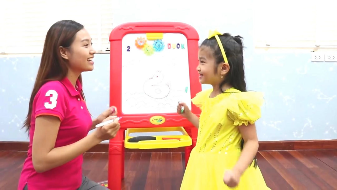 来和小女孩一起来学习如何用数字和英文字母来画画吧