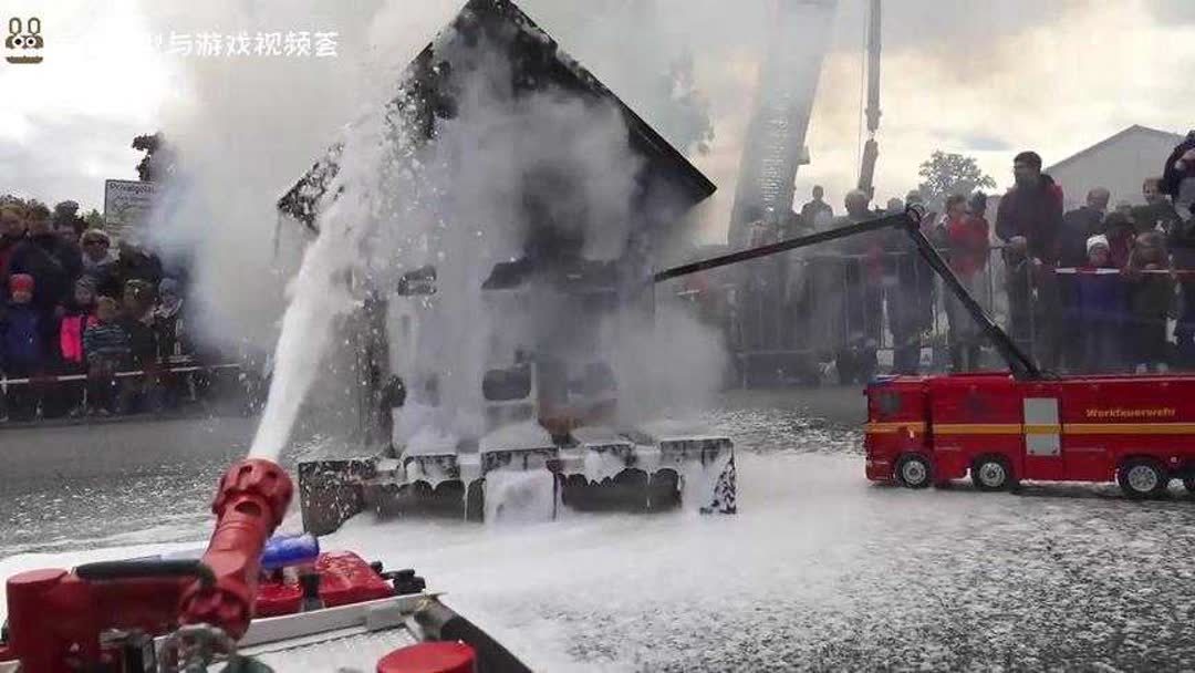 模拟城市里的小房子起火了,遥控消防车紧急出动,喷洒泡沫灭火