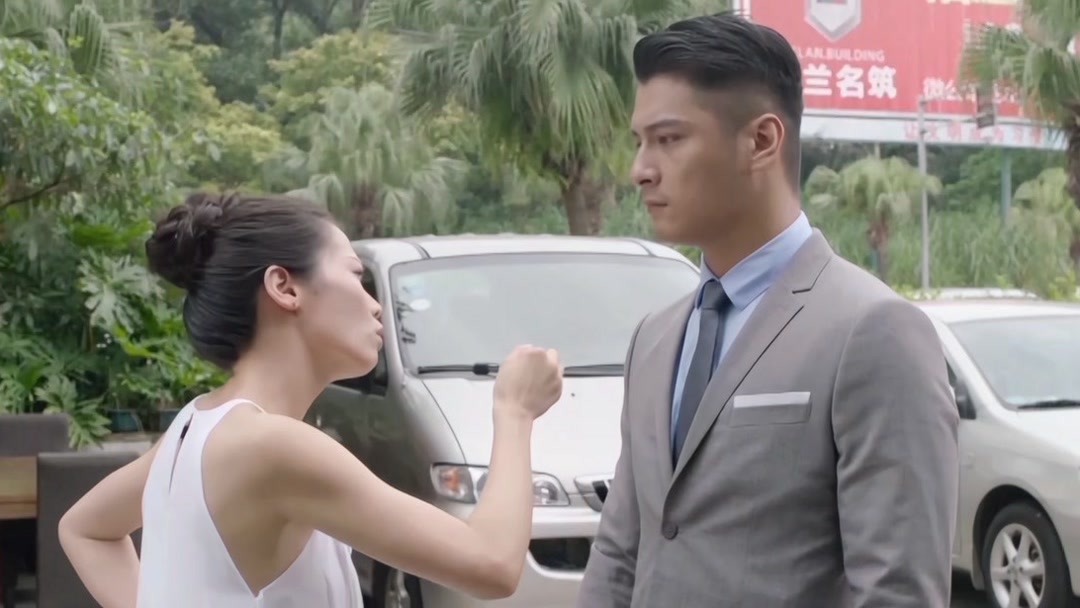 小雯真是个机灵鬼,为保护秦彦,竟碰瓷外星机器人!