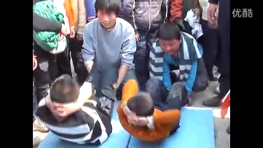 小学生男生仰卧起坐大比拼