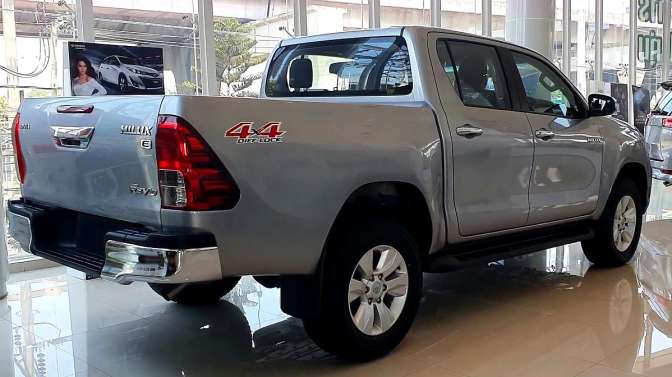 新车到店,实拍新款丰田全新皮卡,颜值高空间大,适合家用!