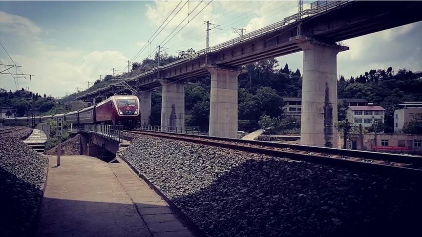 #火车 客车K424次慢速通过宝成铁路广元段 广元南站接近～