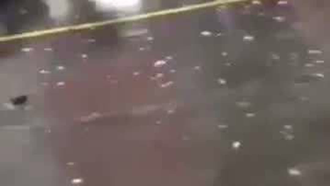 20多度的广州下冰雹,大小如红枣,网友:早上穿短袖,现在下冰