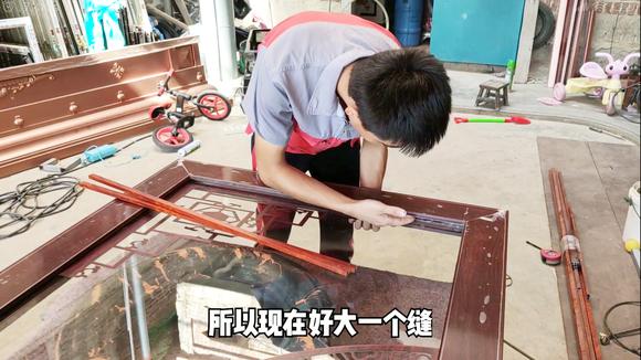 小两口做推拉门,中空的槽用单片玻璃,多余的缝隙这么处理可以吗