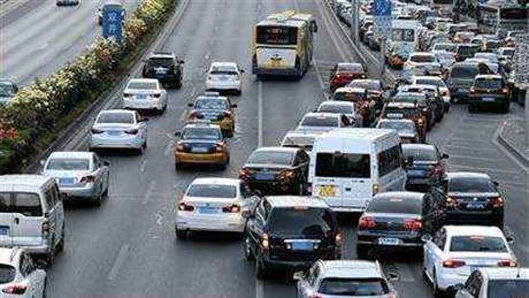 交警:"转弯让直行"?发生事故直行全责?车主怒了:太欺负人了