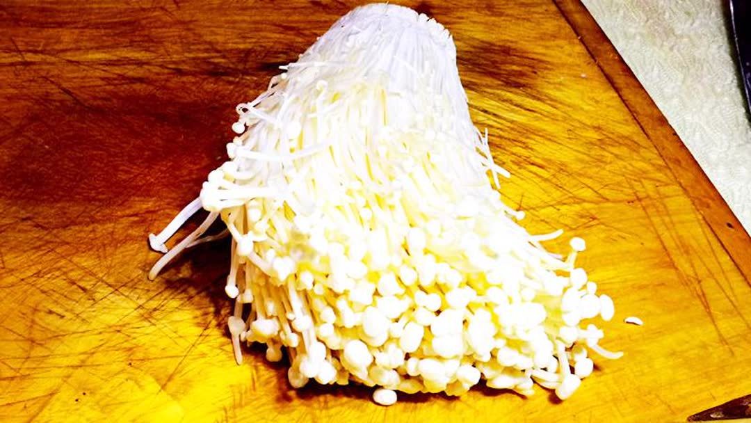 炒金针菇吃够了?农村媳妇教你个新做法,零厨艺都能做,一看就会