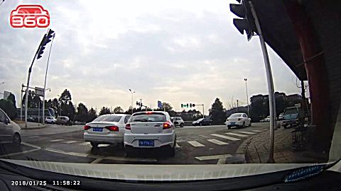 直行道右转,全责