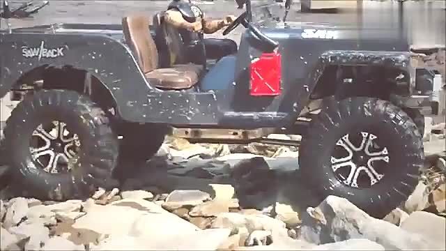 仿真越野汽车RC模型,户外乱石场地行动测试,性能还真不赖
