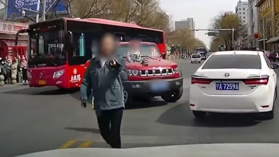 女子将孩子丢车引擎盖上,截停陌生车怒拍窗:银川男人都是窝里横