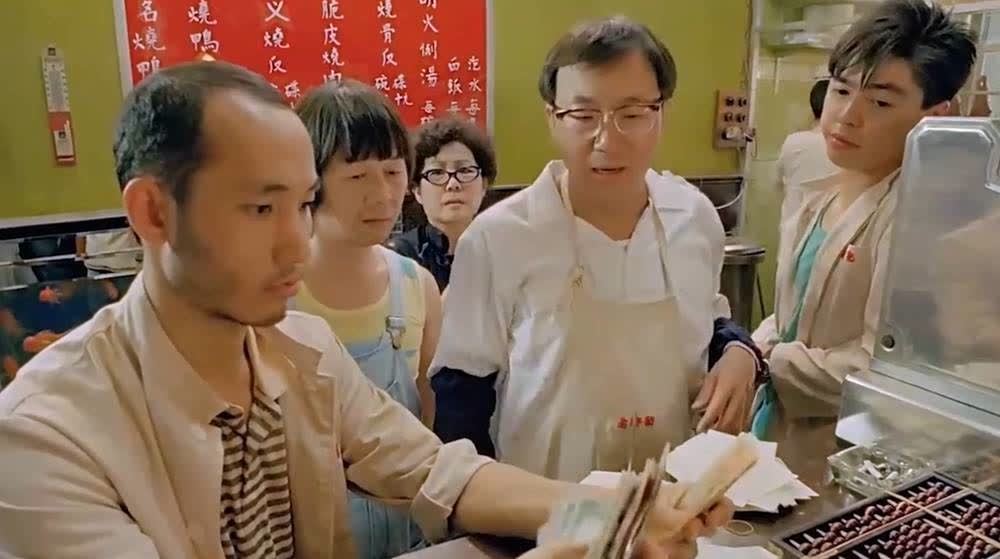 许冠文果然是个好老板,拿员工凑的八千块买金链子,收据上写一万