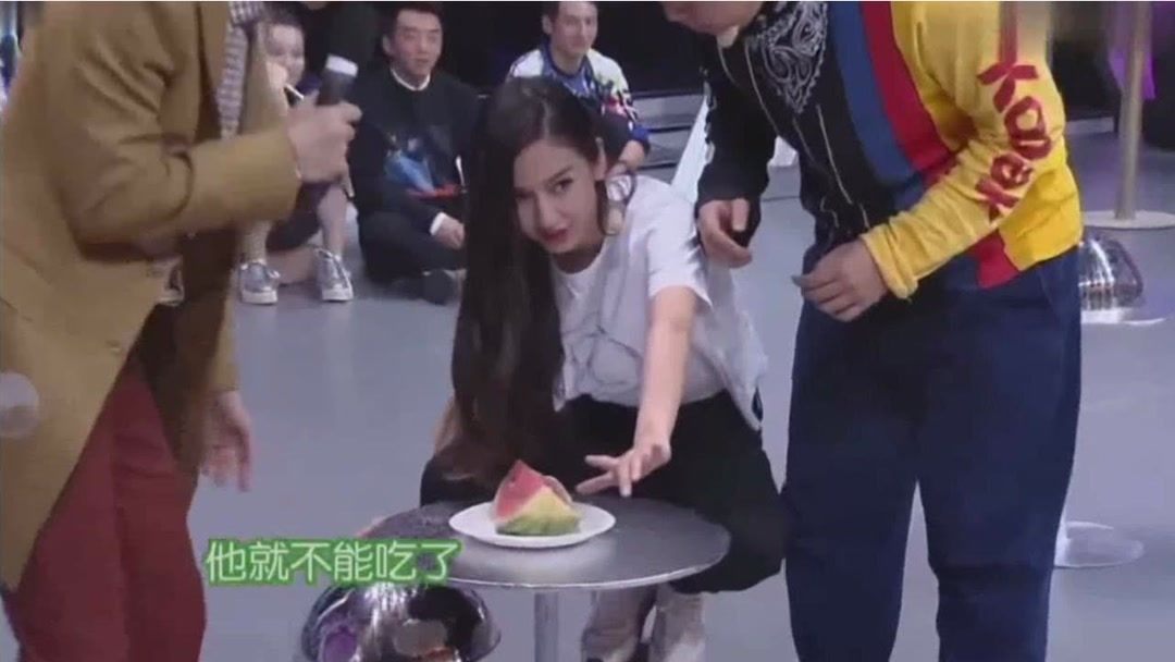 杨颖综艺感挺好的,挺放得开,以后就不要1拍戏招黑了吧