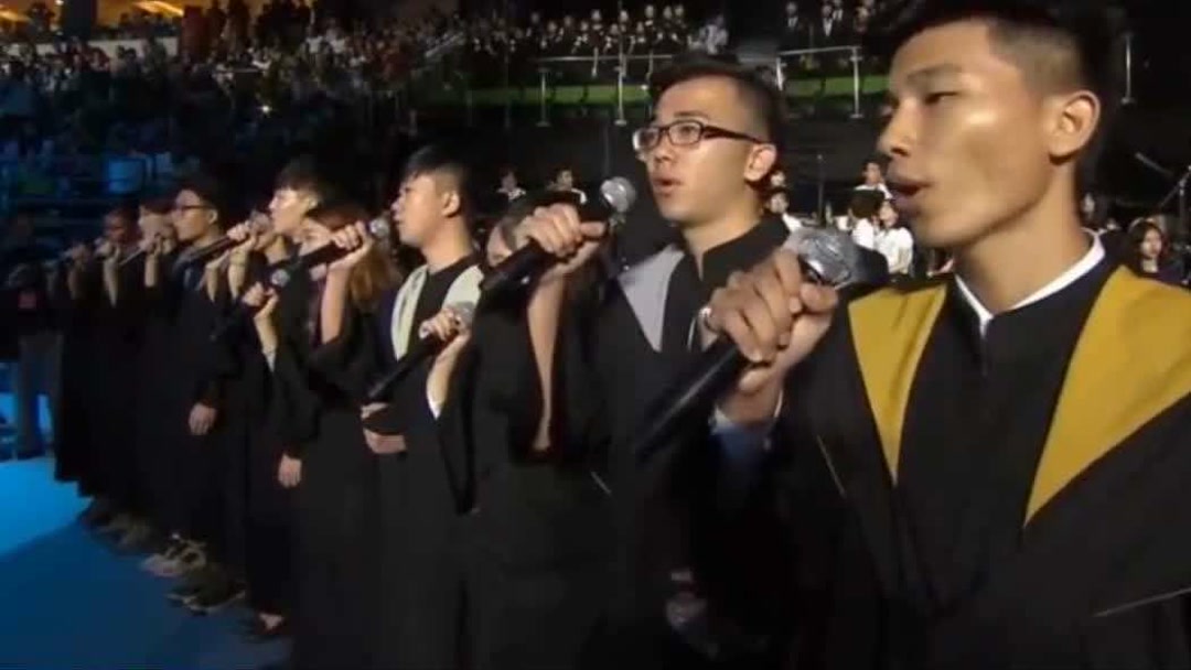 大学毕业典礼,挥泪大合唱《光辉岁月》告别校园和同窗,感动全场