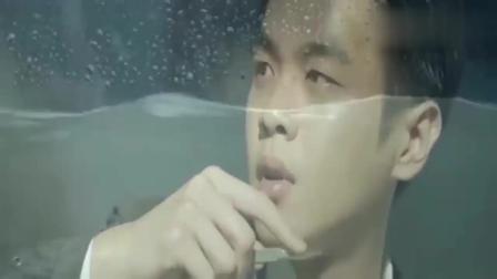 法医秦明:大宝被困水箱,秦明用戒指划开玻璃,千钧一发啊