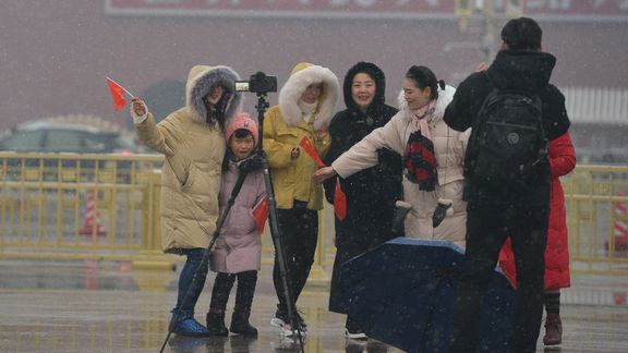 太羡慕了 在大雪纷飞的天安门广场看升旗