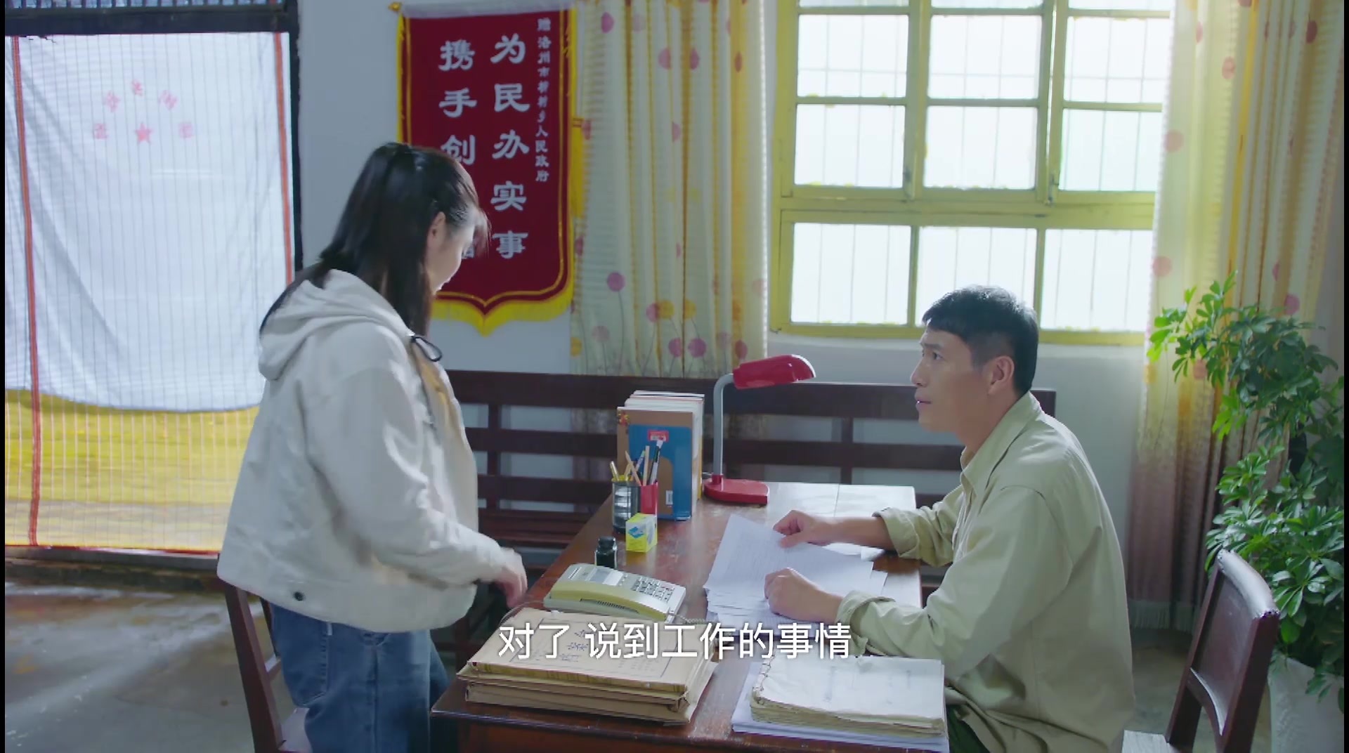 姑娘亲手做枕头送领导,没想到枕芯是蚕屎,被嫌弃了