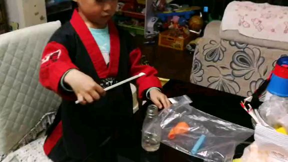 4岁宝贝会用小苏打和白醋做实验了,会产生什么呢?