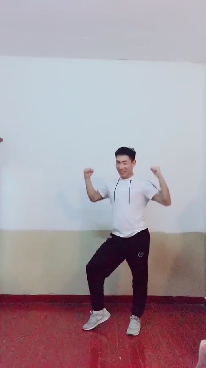 音乐《点点豆豆》告诉大家个好消息我们放假啦心情无比激动以后每天都会给大家更新幼儿舞蹈视频的大家及时关注呦每个舞蹈都是精心为大家准备的,希望你们能够喜欢喜欢就关注吧最后感谢绿色平台