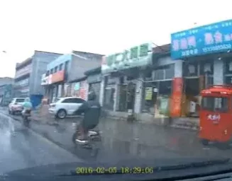 低速漂移--挂1挡短距离漂移入位