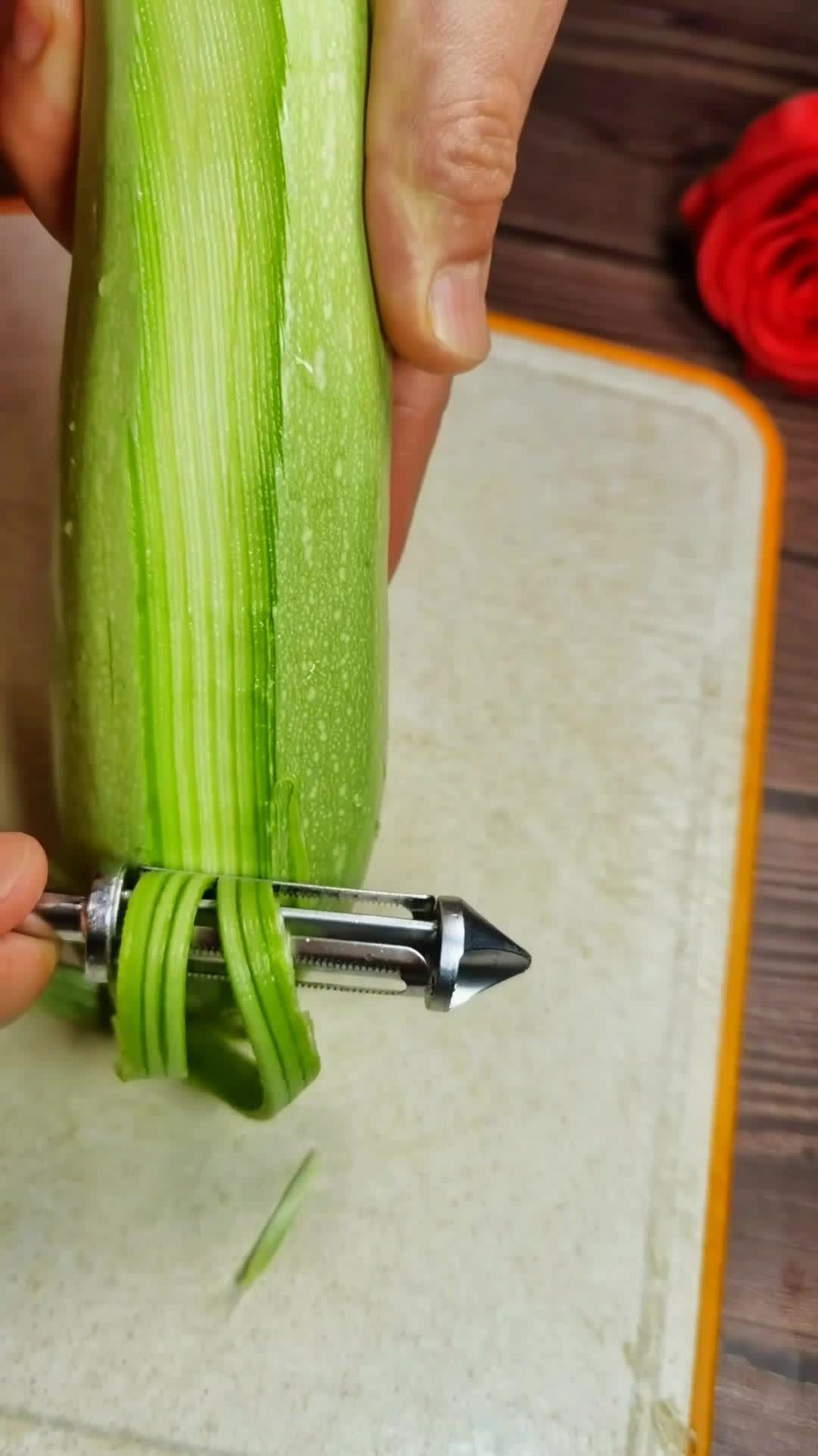 这个削皮刀太好了可以去皮可以挖眼切丝美食美食教程美食推荐官美食...