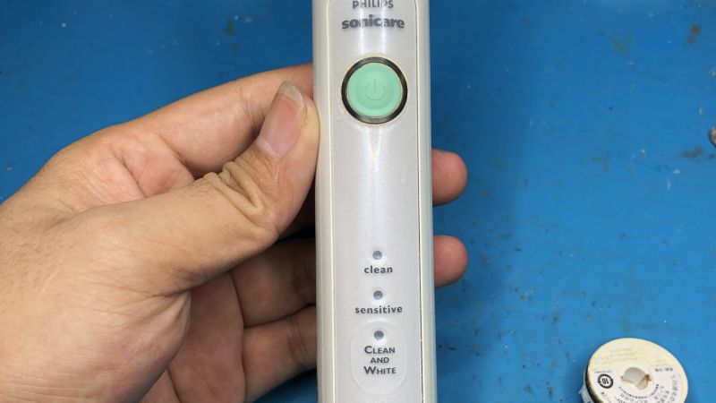 飞利浦电动牙刷维修HX6730进水坏维修