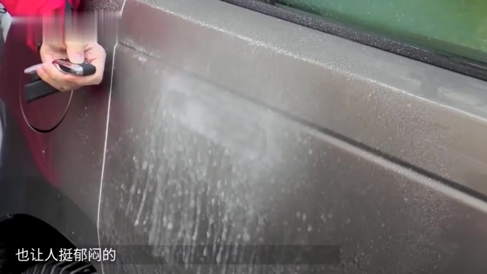 汽车隐藏式门把手冻上自己能弹开吗?