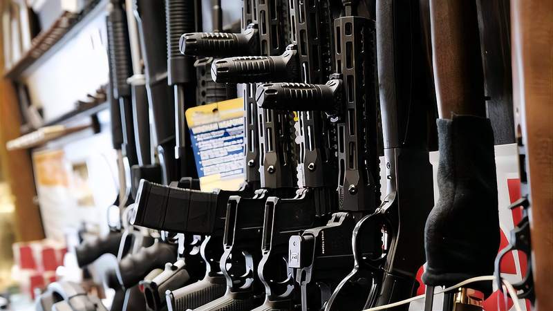 美国越来越乱了!30天45起大规模枪击案,美媒直言与拜登有关