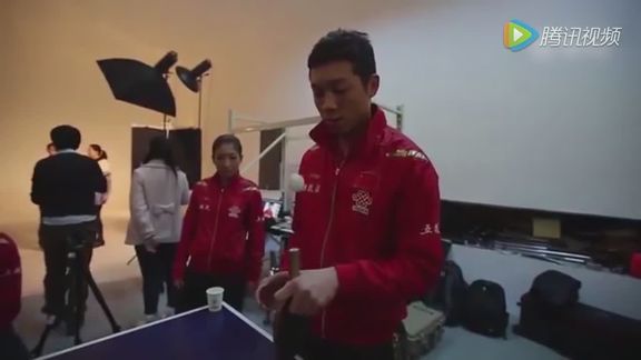国乒队改行玩杂技?许昕拍柄颠球张继科破杯瓶底