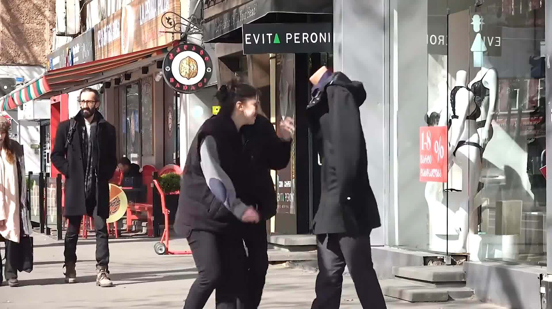 人吓人吓坏人:扮成无头假人模特站在路边,女孩被吓得跳起来!