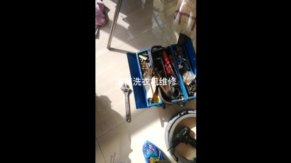 三星滚筒洗衣机,脱水时内桶发出异响,拆开发现要更换支架