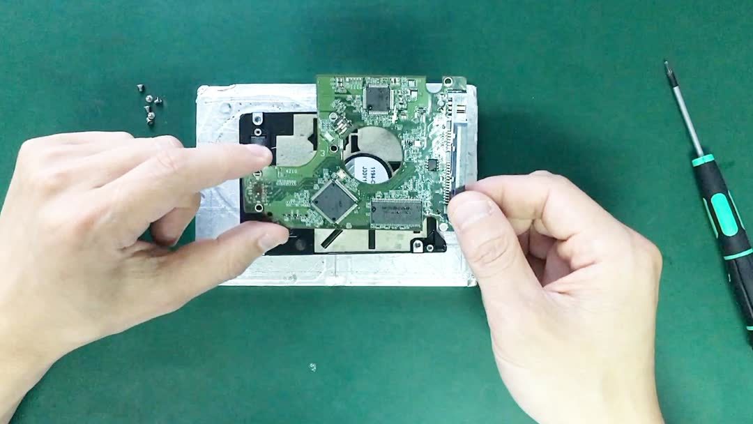 南方涨水,硬盘遭殃,故障接二连三,看宏哥如何让数据起死回生