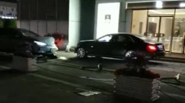 男子酒后驾奔驰疯狂逆行撞车