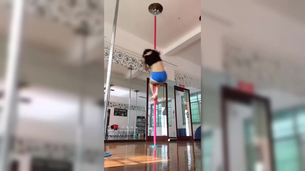 最近这个视频要火!小姐姐家中跳钢管舞,这个拍摄角度厉害了!