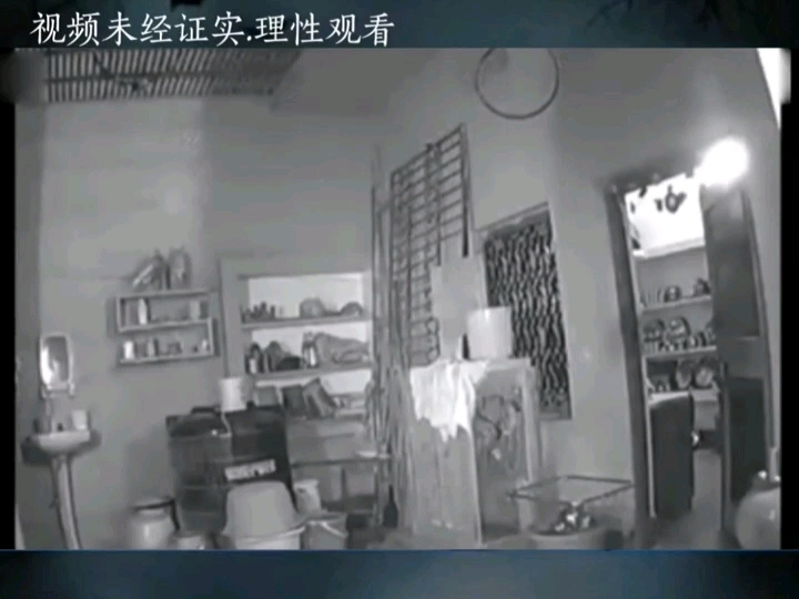 监控拍下恐怖的画面 自己移动的盆子 诡异透明的人影