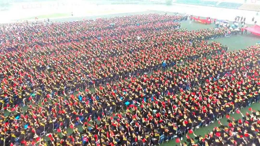6000人!大学毕业典礼,我们最后一次这么多人聚在一起为祖国歌唱