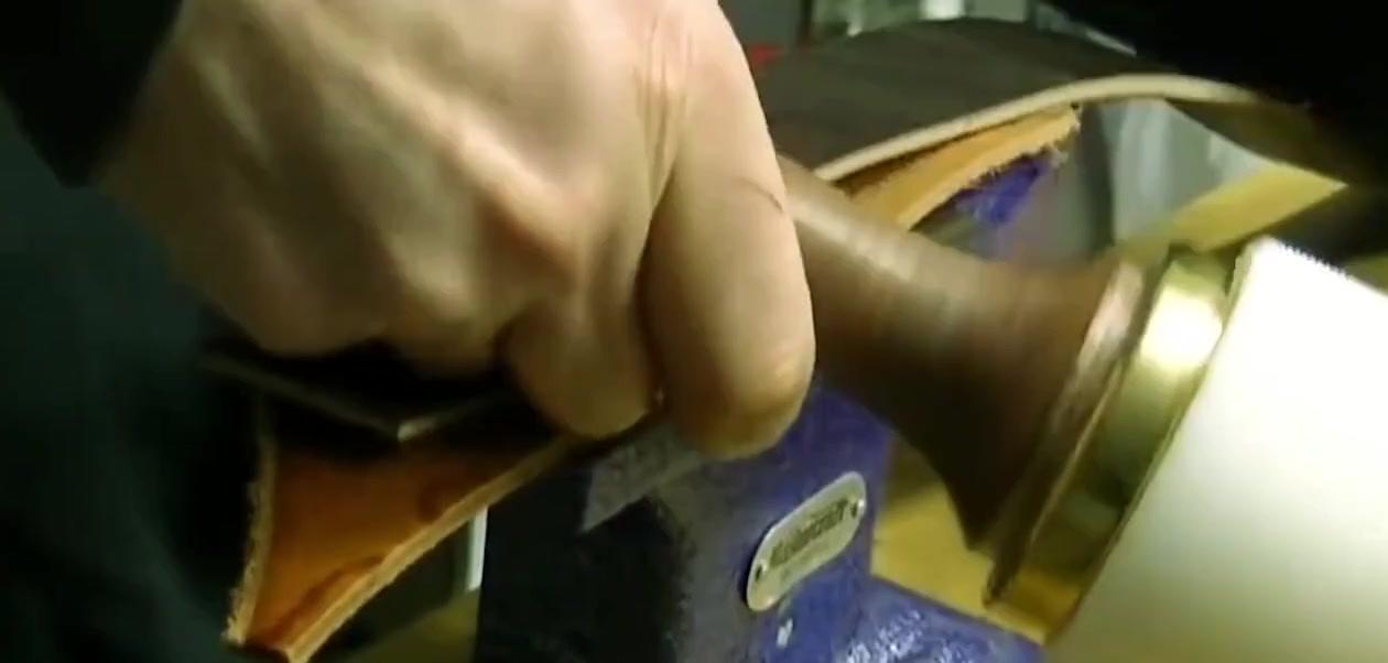 老师傅纯手工制作皮带,过程还真是精细,不输任何大牌子,不错