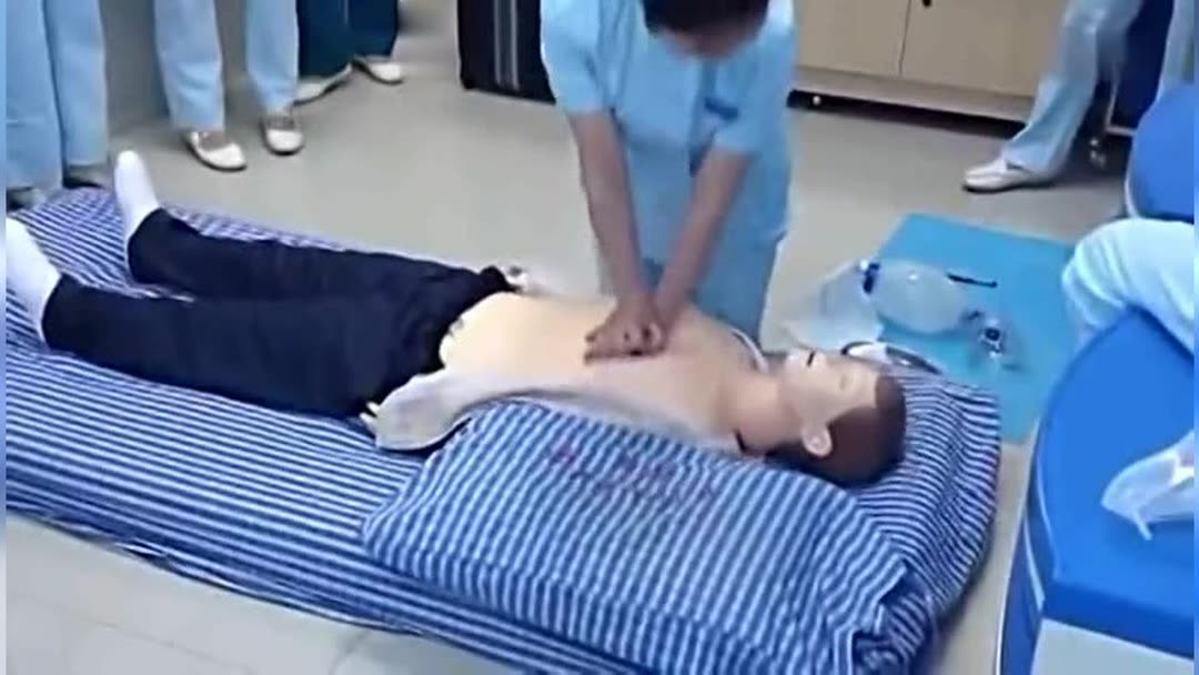 最新急救心肺复苏视频