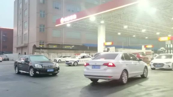 今晚油价大张,所有加油站都在排长队加油#二手车商日常