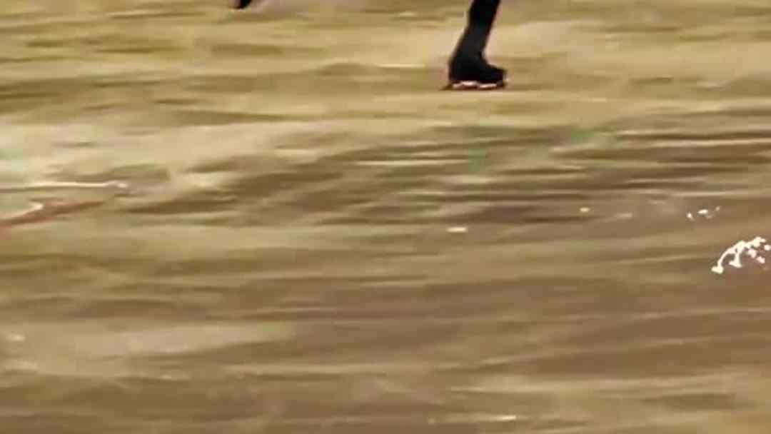 仔细看这段,牛的腿抬起90度在旋转过程中.