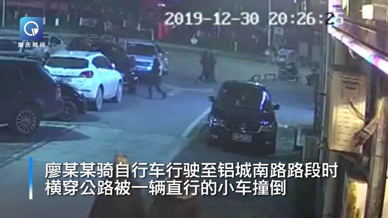 男子骑自行车横穿公路 遭直行轿车瞬间撞翻