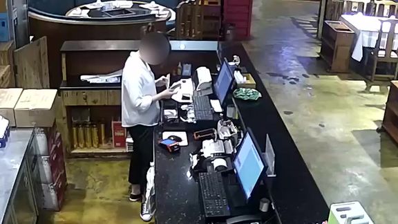杭州一家火锅店店长捡到信用卡没还,还在自己店里刷了好几笔