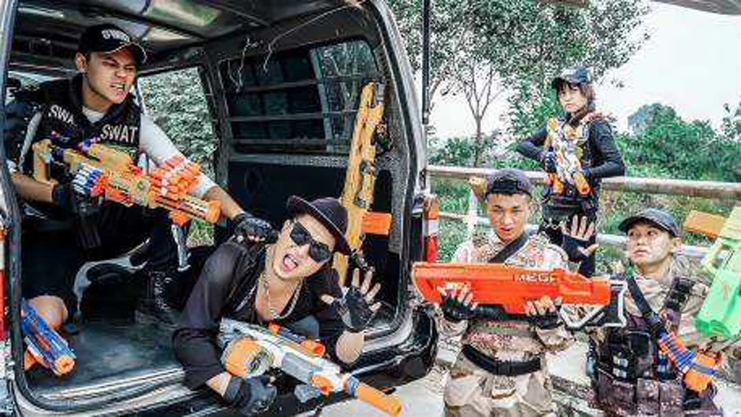 CS真人扮演:大坏蛋进行玩具枪交易,特种战士展开街头对战