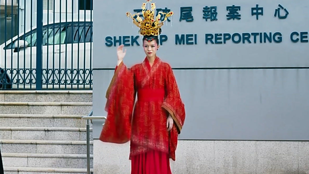 美女看到一模一样的自己,下一秒竟流出血泪!