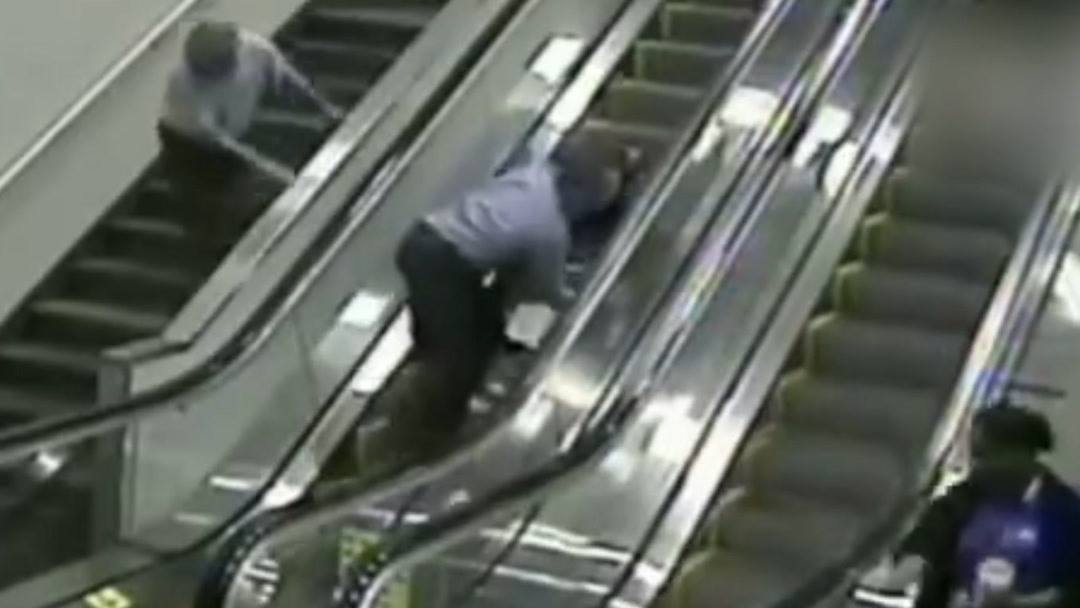 老人误把自动扶梯当电梯发生事故 陌生人奋不頋身救援