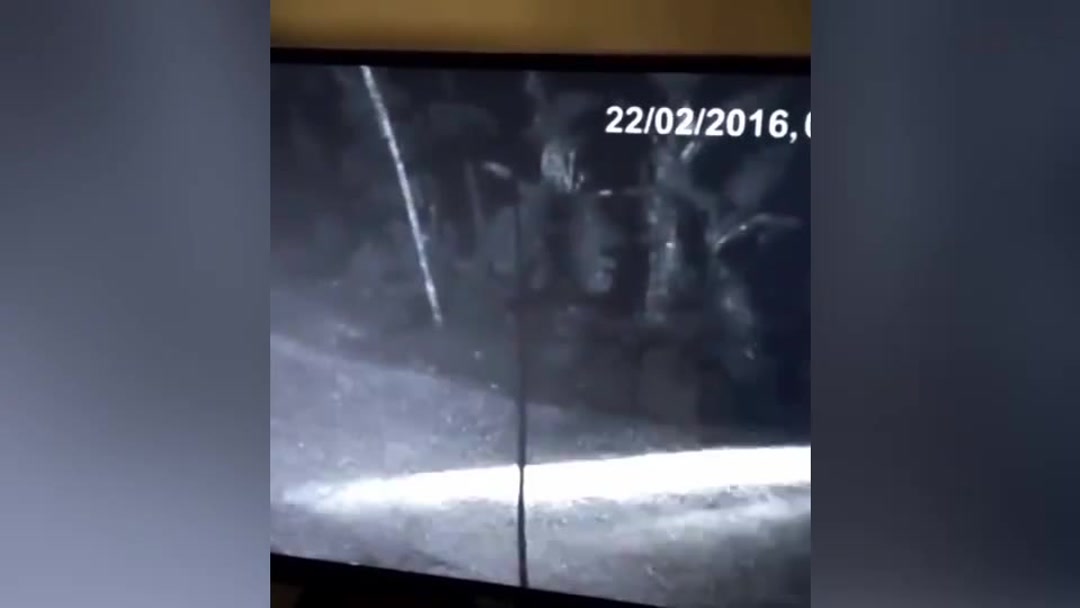 监控拍下鬼影实录: 男子路上遇到灵异事件!