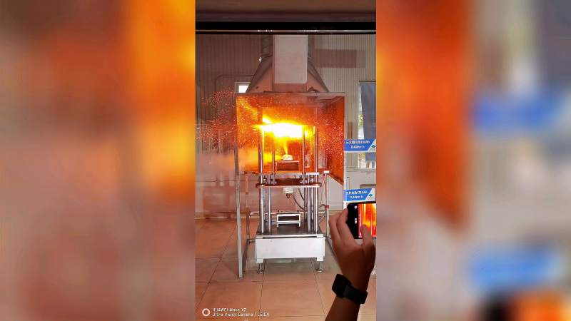 现场看比亚迪刀片电池和普通三元锂电池的针刺对比实验,真刺激!